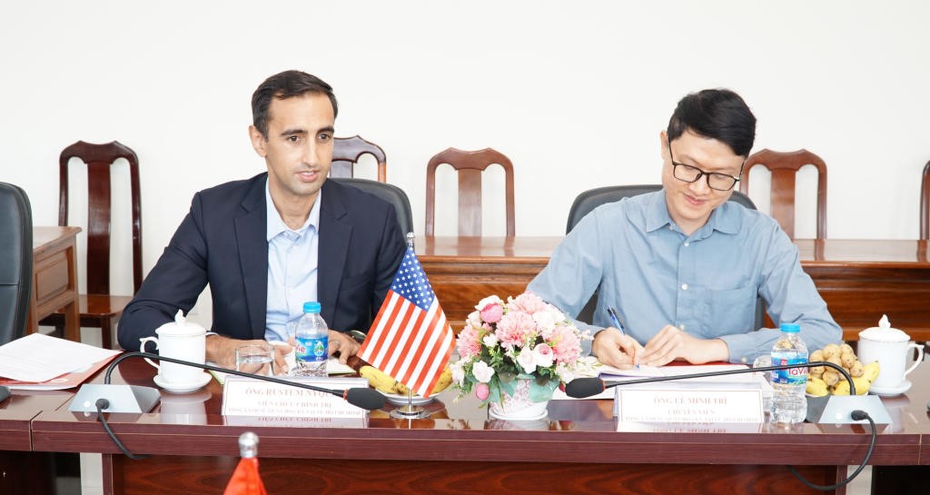 Ông Rustum Nyquist - Viên chức Chính trị, Tổng Lãnh sự quán Hoa Kỳ tại ...